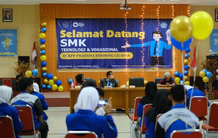 30 Siswa SMK Belajar Pajak ke KPP Bandung Cicadas | Direktorat Jenderal ...