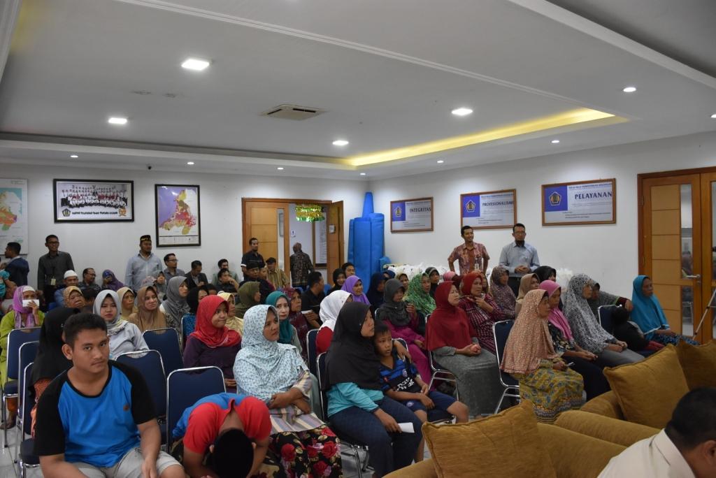 KPP Pratama Cilegon Bagi Sembako untuk Duafa | Direktorat Jenderal Pajak